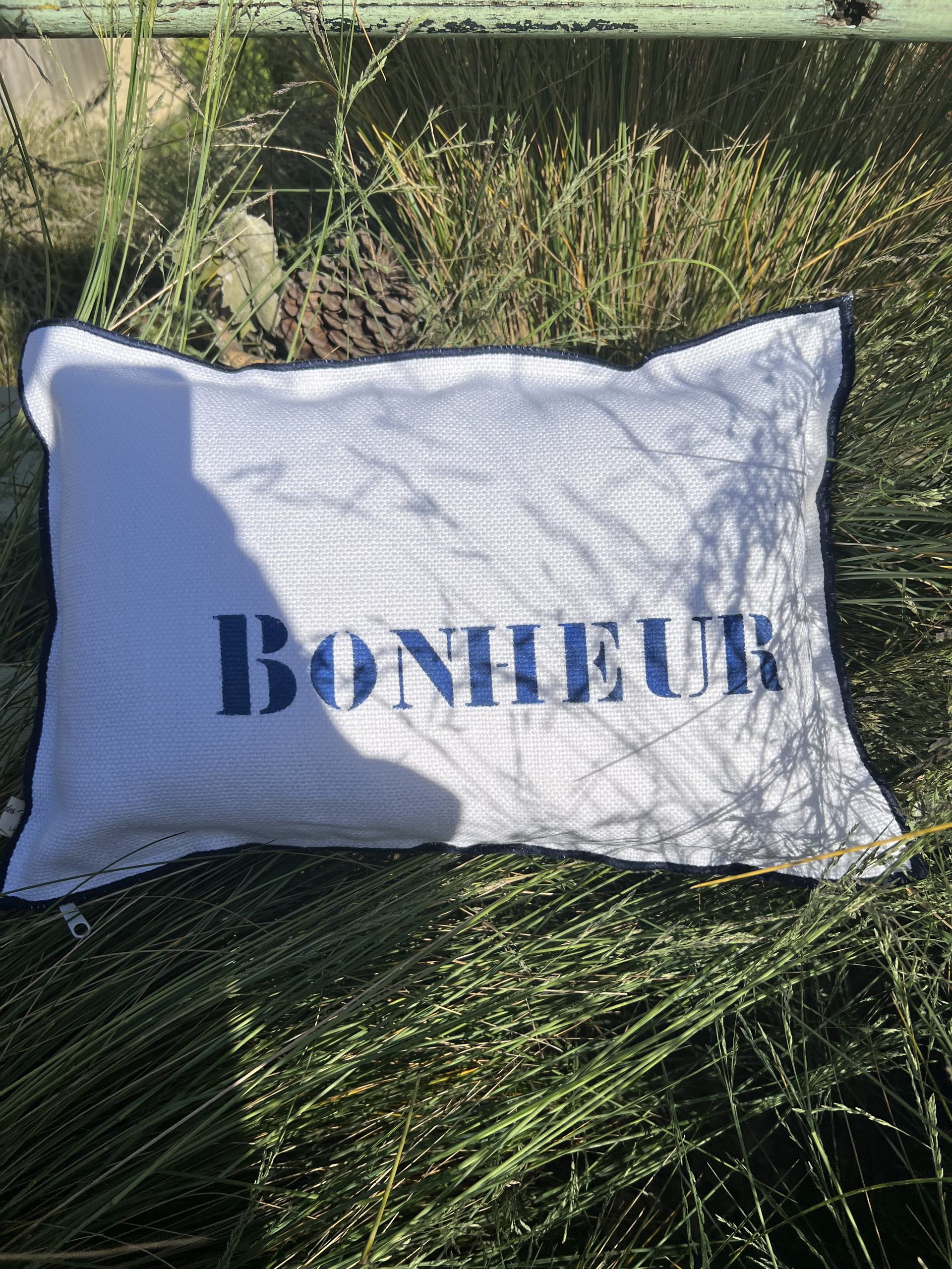 Boutique au Petit Bonheur la France - Coussin lin blanc "Bonheur"